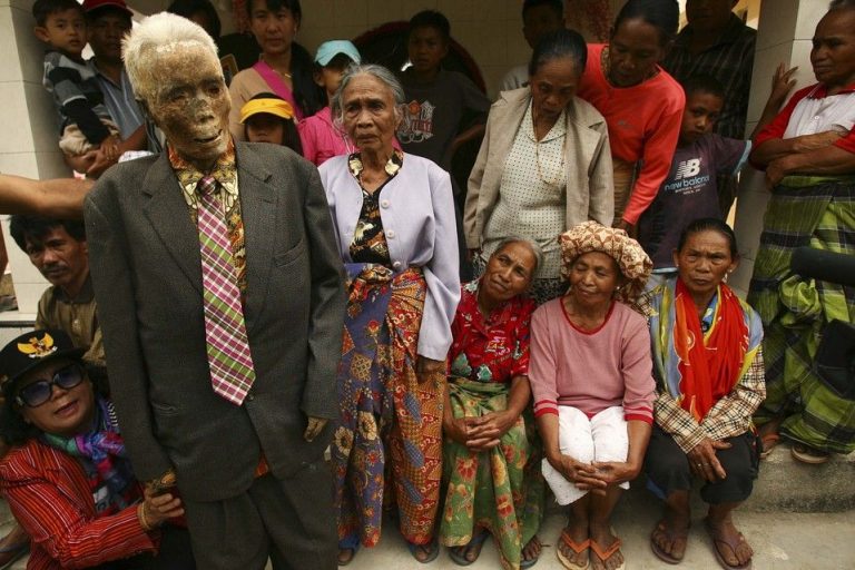 Los Toraja, el pueblo indonesio que convive con sus muertos - MEW Magazine