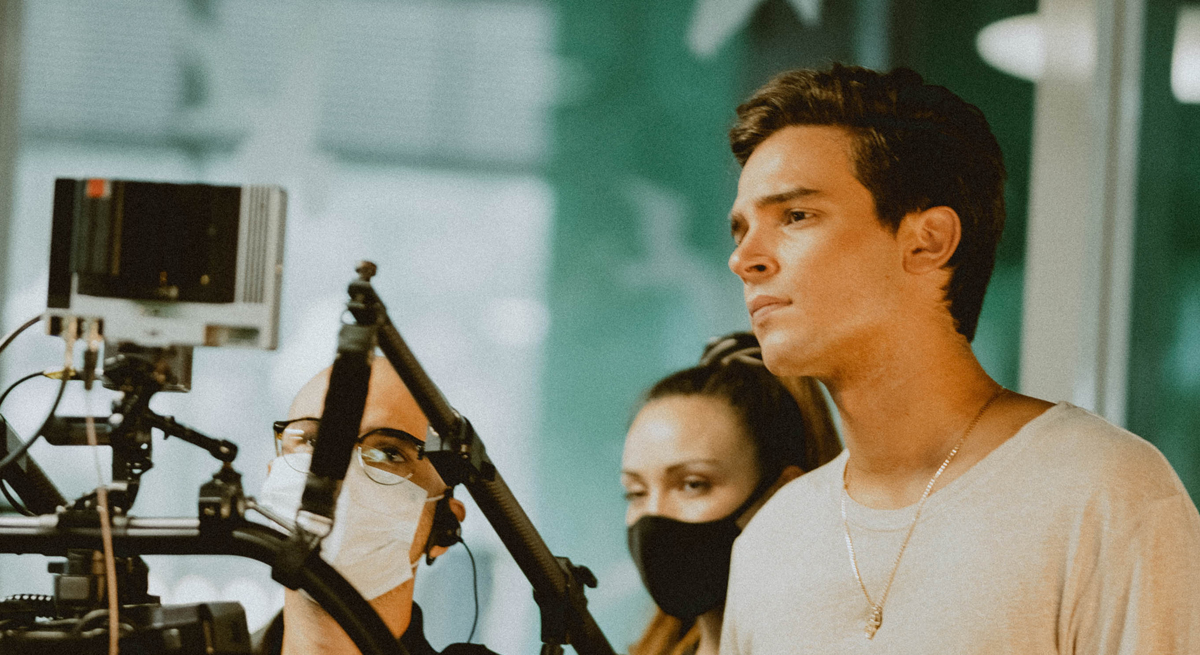 Alejandro Santamaría sorprende con 'Se Fue' - MEW Magazine