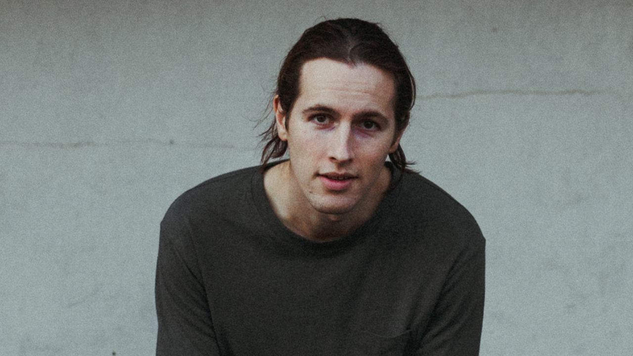 Así es el primer álbum del cantautor indie Riley Pearce - MEW Magazine