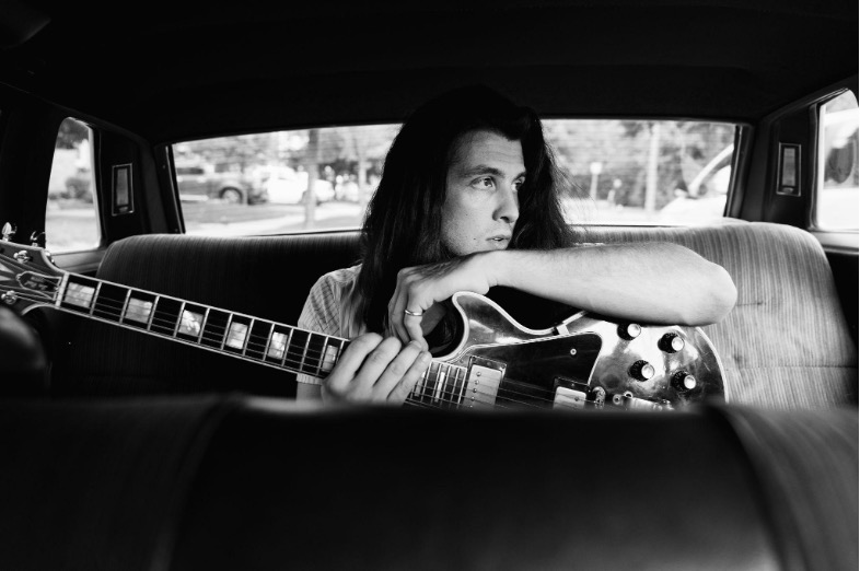 La voz de Billy Raffoul resuena con una garra elegante - MEW Magazine